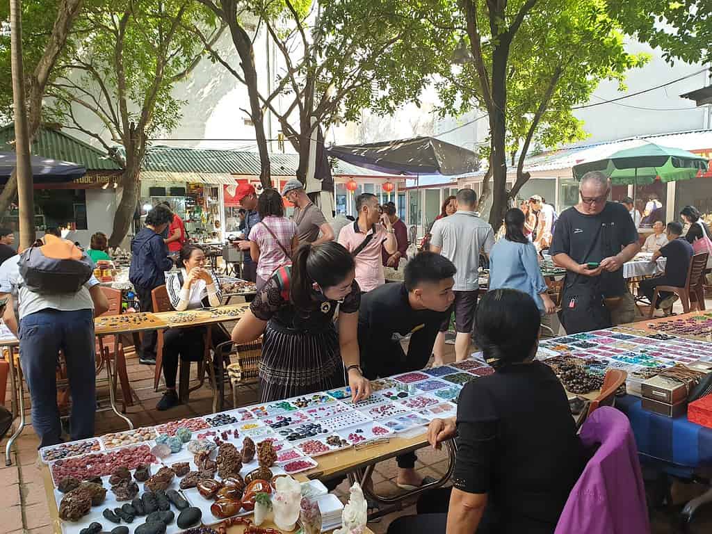 Chợ đá quý - phiên chợ đắt nhất giữa lòng Hà Nội