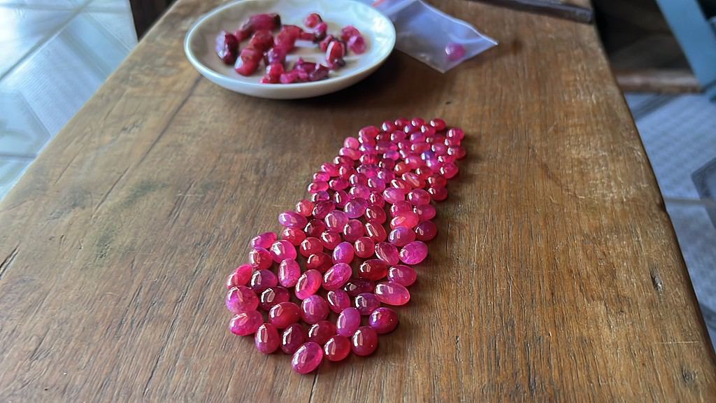 Giá đá Ruby màu đỏ tự nhiên, nhẫn đá Ruby đỏ giá bao nhiêu