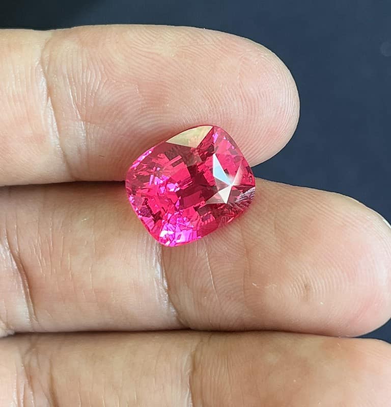 Giá đá Spinel là bao nhiêu? đặc tính cách phân biệt với Spinel và Ruby